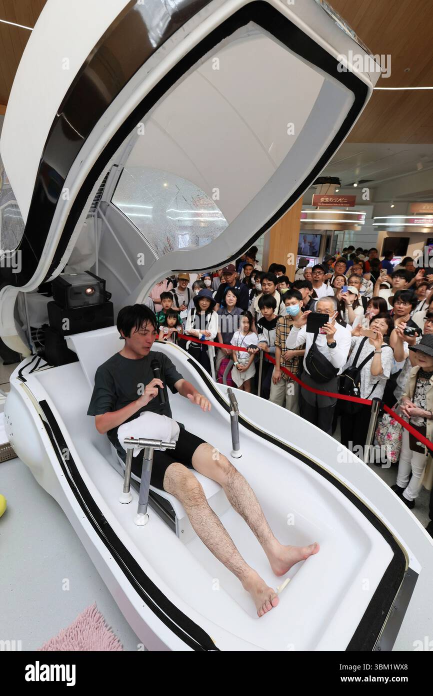 The Yomiuri Shimbun staff writer tries "Human Washer in the Future" at ...