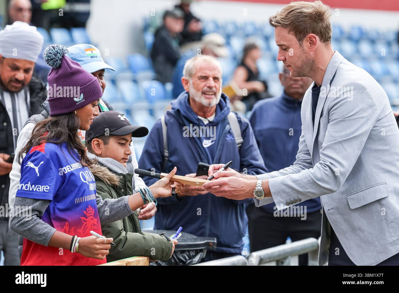 Stuart Broad sings a young fans bat during the 1st Rothesay Test Match ...