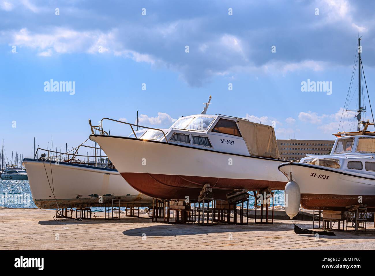 Hull split hi-res stock photography and images - Alamy