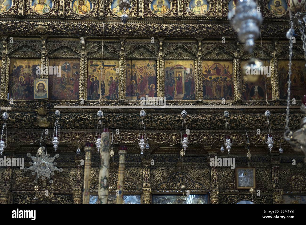 Iconostasio de madera hi-res stock photography and images - Alamy