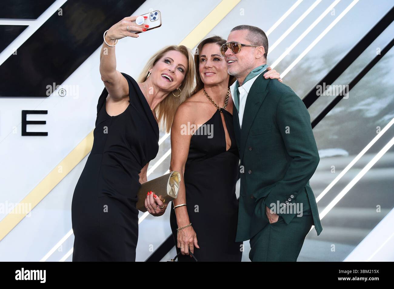 Rachel Brookes, Natalie Pinkham und Brad Pitt arriving for the “F1 ...