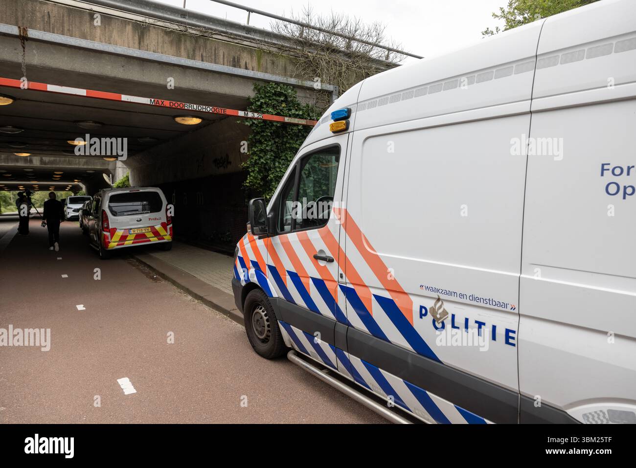 SCHIPHOL - Police are investigating at the tracks after problems arose ...