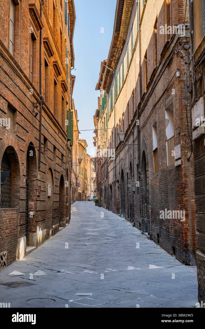 Narrow alley between old buildings in the old town, Italy, Tuscany ...