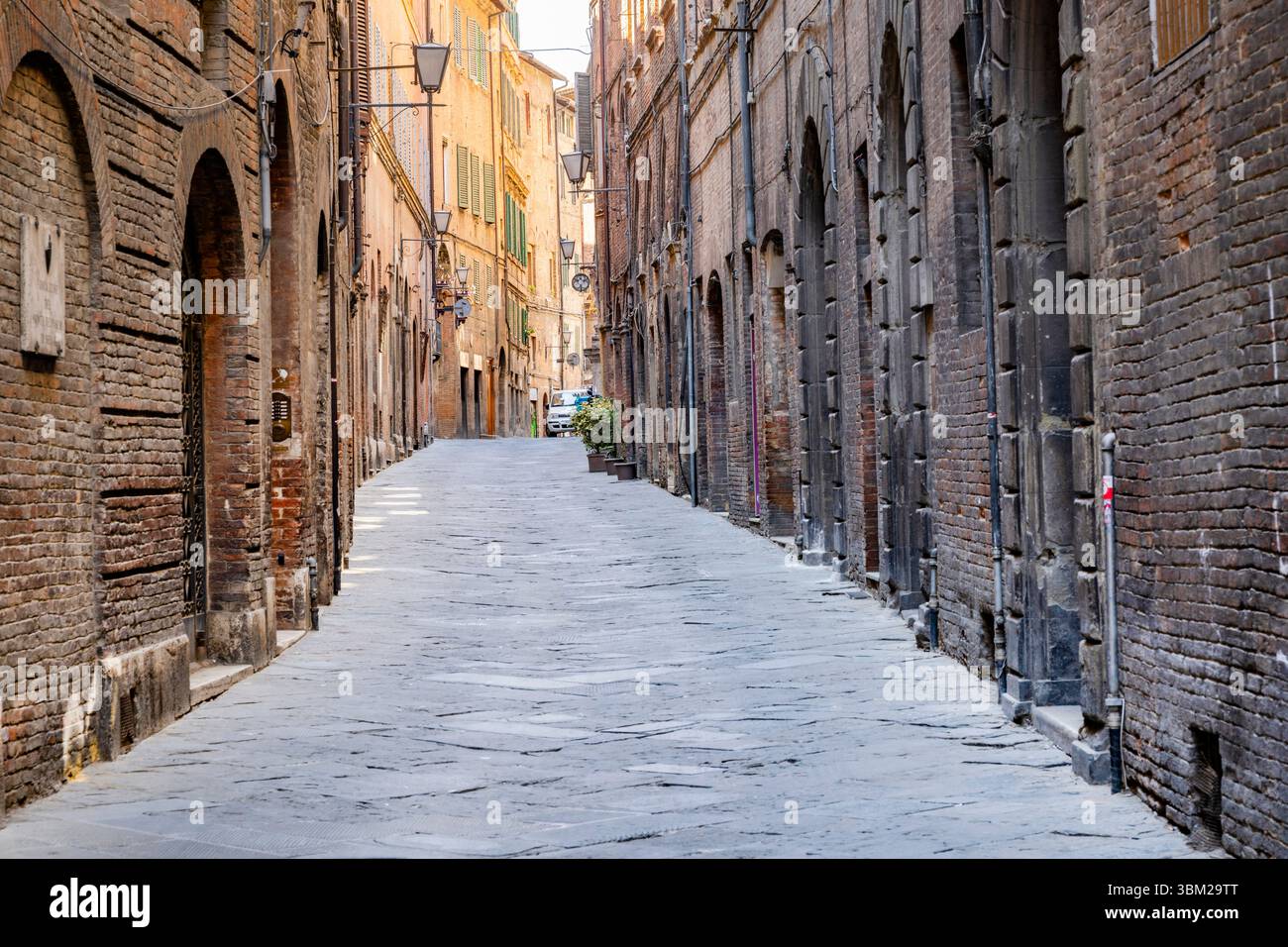 Road between buildings lamps hi-res stock photography and images - Alamy