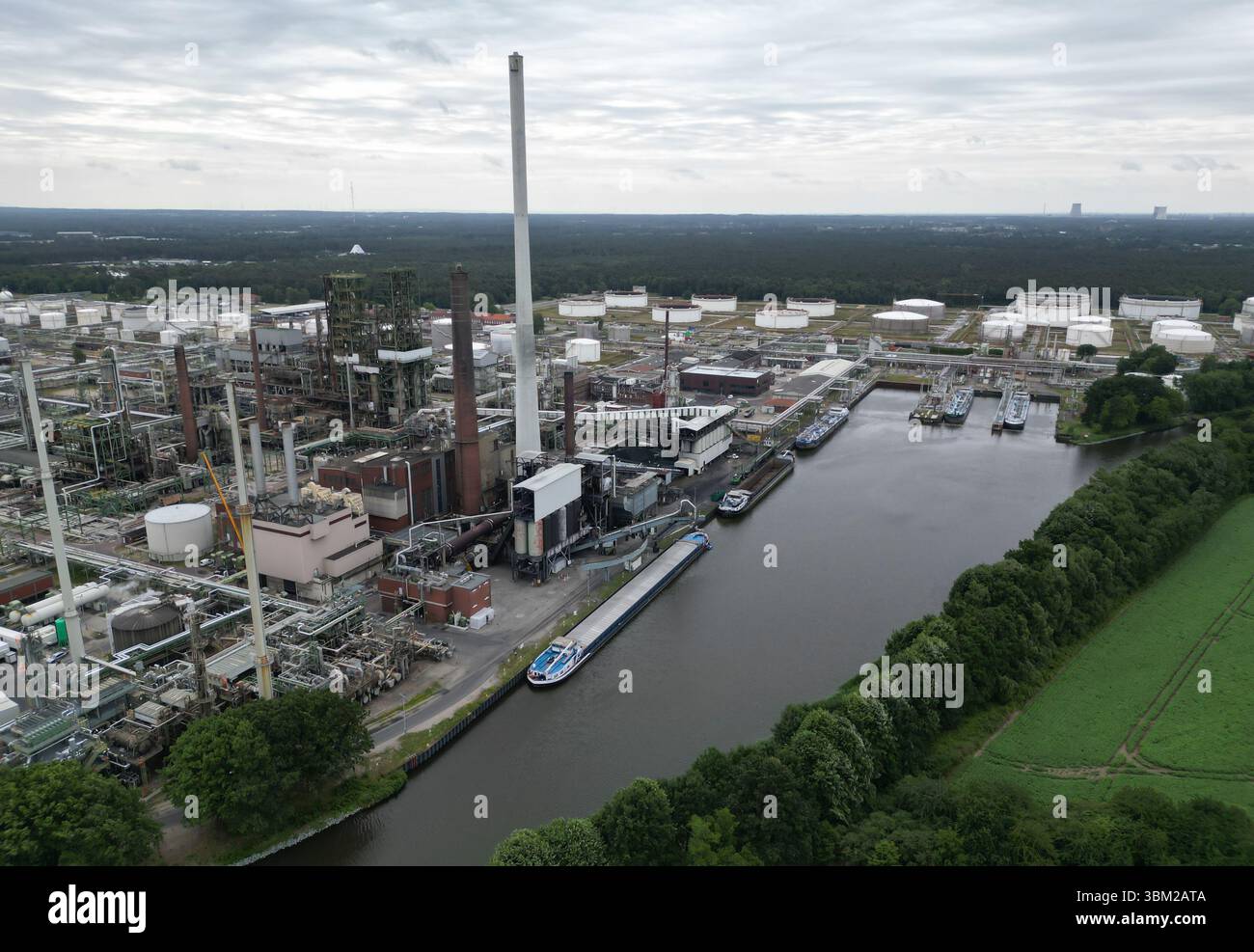 24 June 2025, Lower Saxony, Lingen: The BP refinery in Lingen (aerial ...