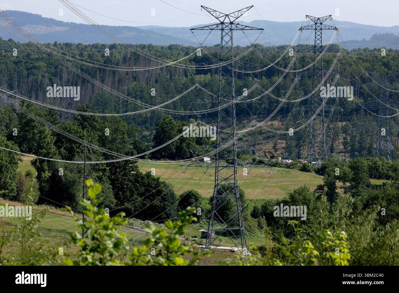 Strommasten, Stromtrasse bei Siegen. Stromtrasse im Siegerland am 24.06 ...