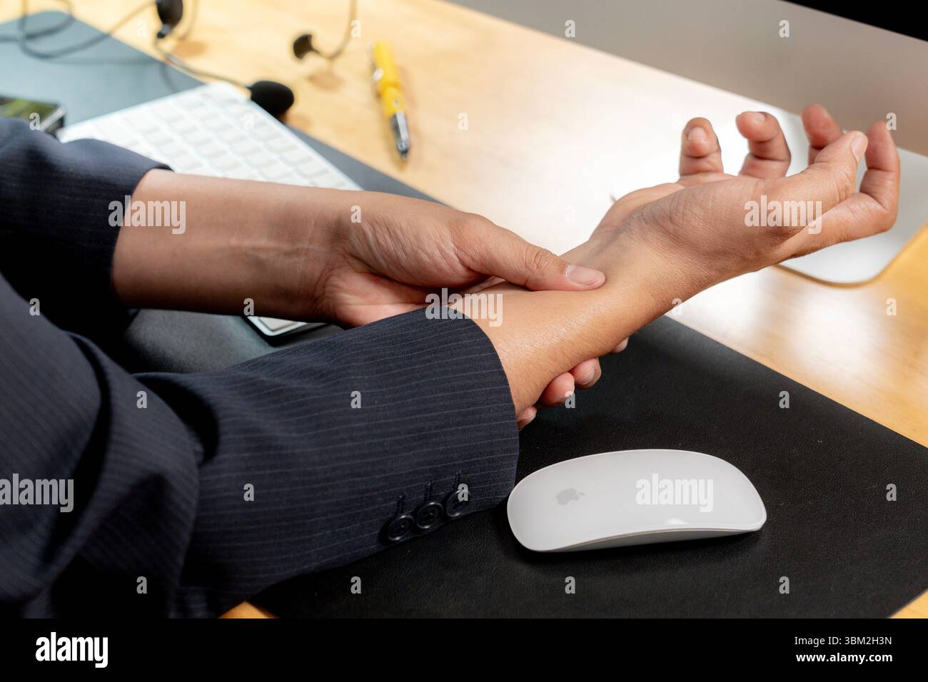 Worker wrist pain ergonomics hi-res stock photography and images - Alamy