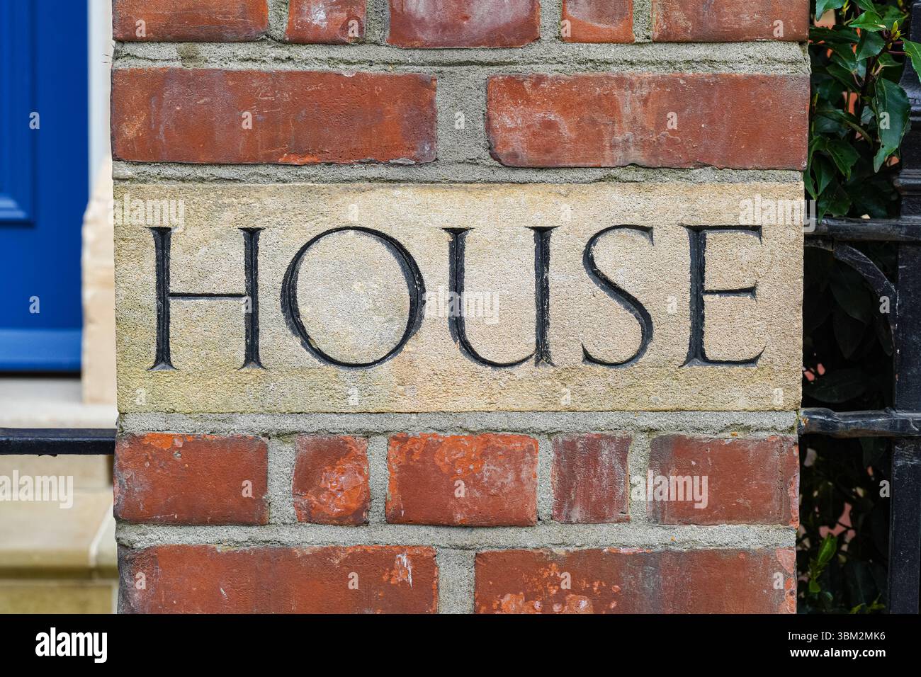 House uk exterior front hi-res stock photography and images - Alamy