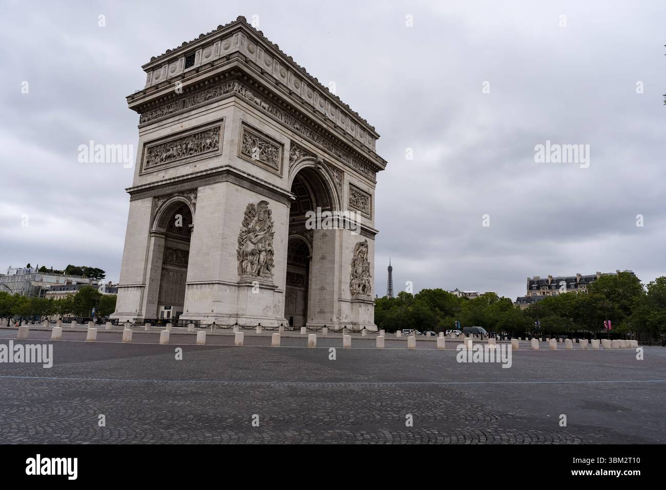 The Arc de Triomphe in Paris honors French Revolutionary and Napoleonic ...