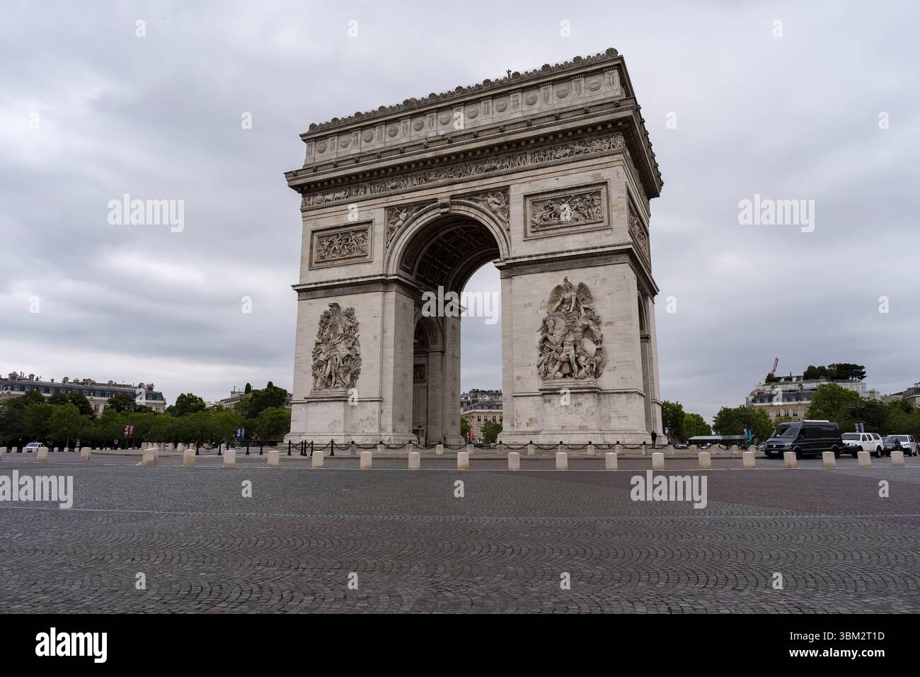 The Arc de Triomphe in Paris honors French Revolutionary and Napoleonic ...
