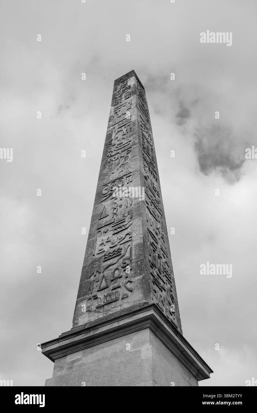 Obelisk architecture Black and White Stock Photos & Images - Alamy