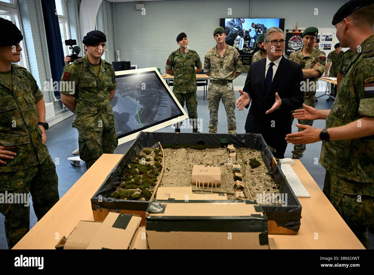 Prime Minister Sir Keir Starmer speaks with soldiers on how they locate ...