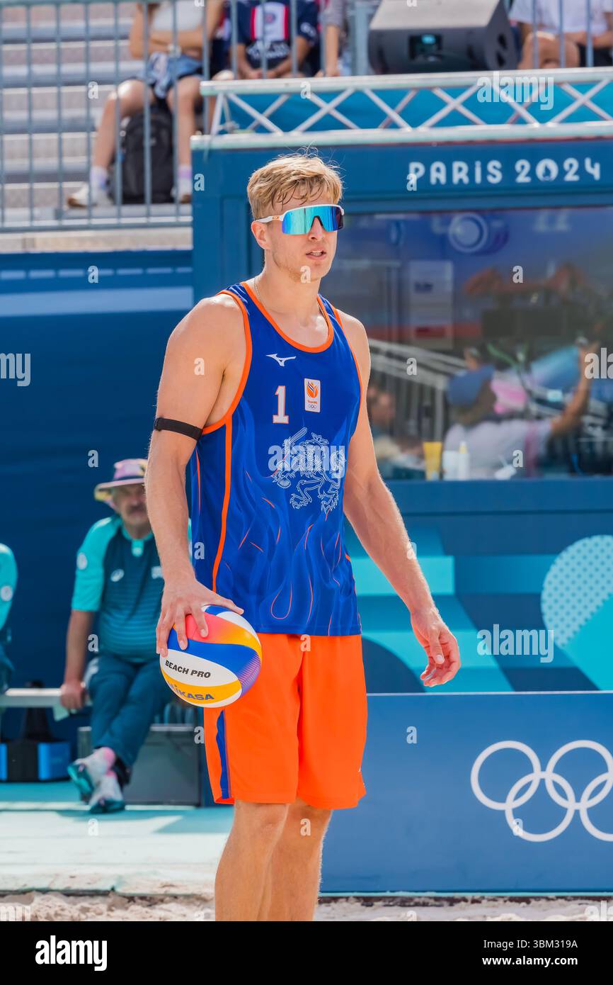 Jul 28, 2024-Paris, FRA; STEVEN VAN DE VELDE (NED) (1) serves against ...
