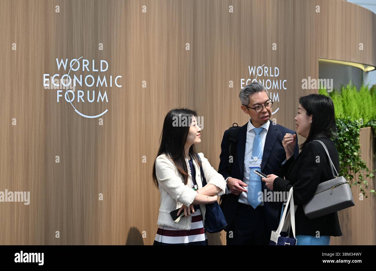 (250624) -- TIANJIN, June 24, 2025 (Xinhua) -- Guests communicate with each other during the ...