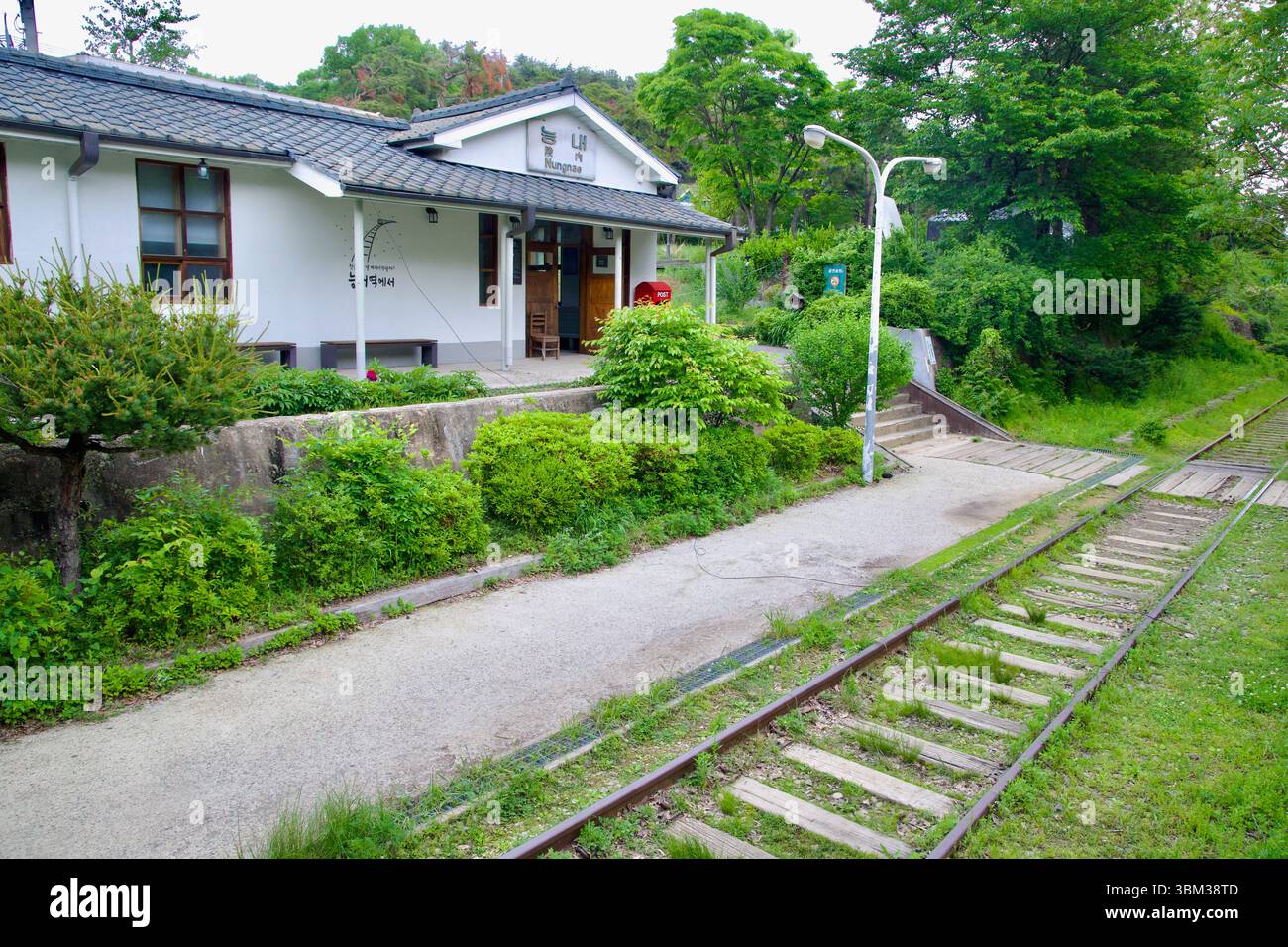Rail tracks beside rail trail hi-res stock photography and images - Alamy