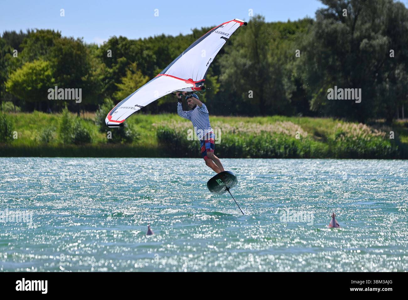 Wetterbild vom 24.06.2025:Wingsurfer auf dem Riemer See Buga See im ...