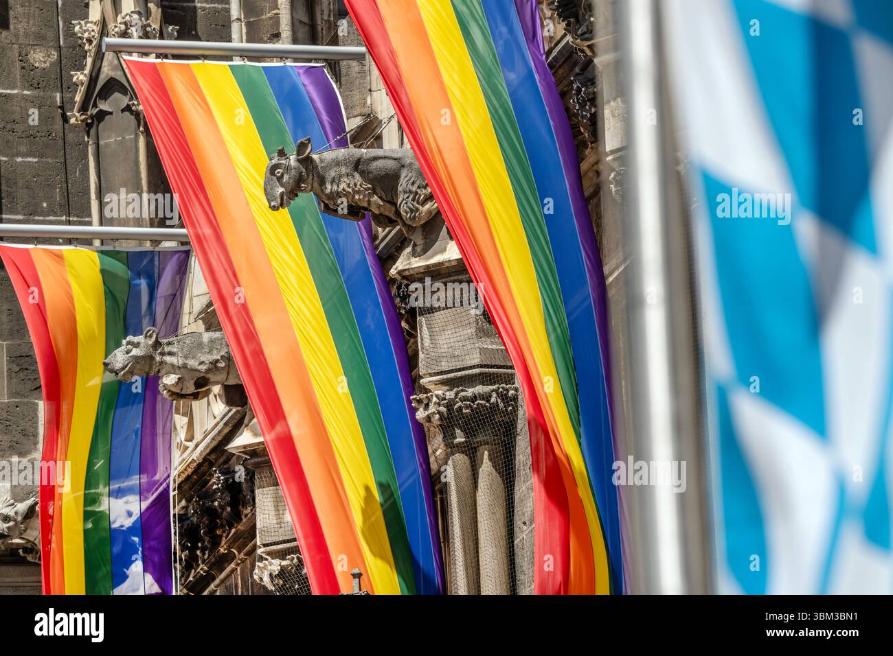 Regenbogenflaggen am Münchner Rathaus, Symbol für die Pride Weeks ...