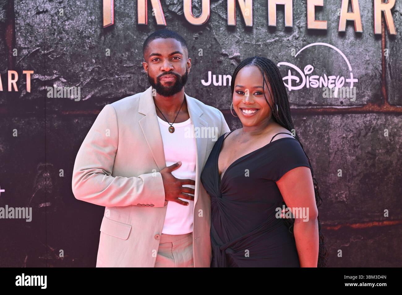 Matthew Elam mit Begleitung beim Launch der Marvel Television Serie ...