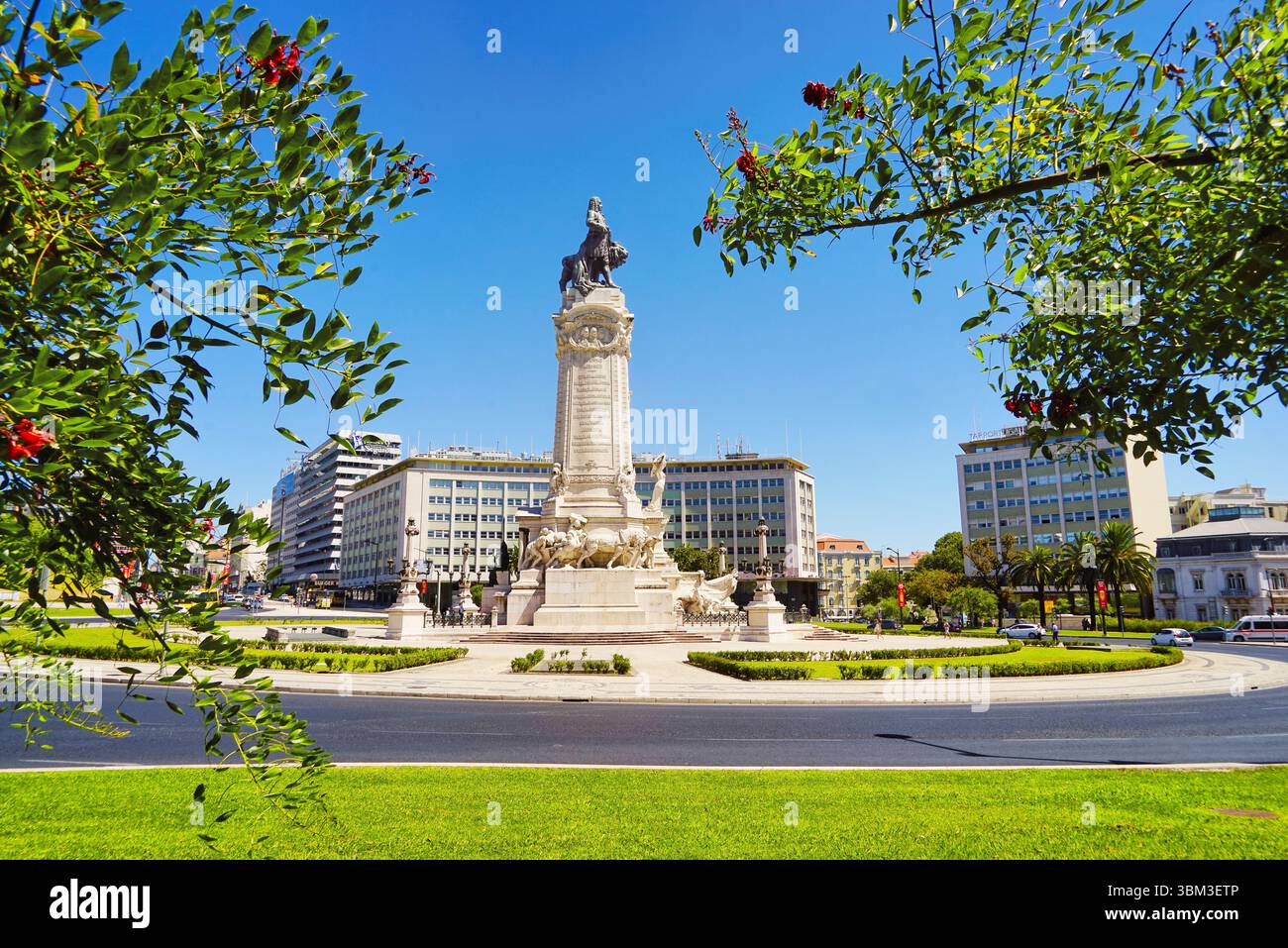 Hero monument statue traffic circle hi-res stock photography and images ...