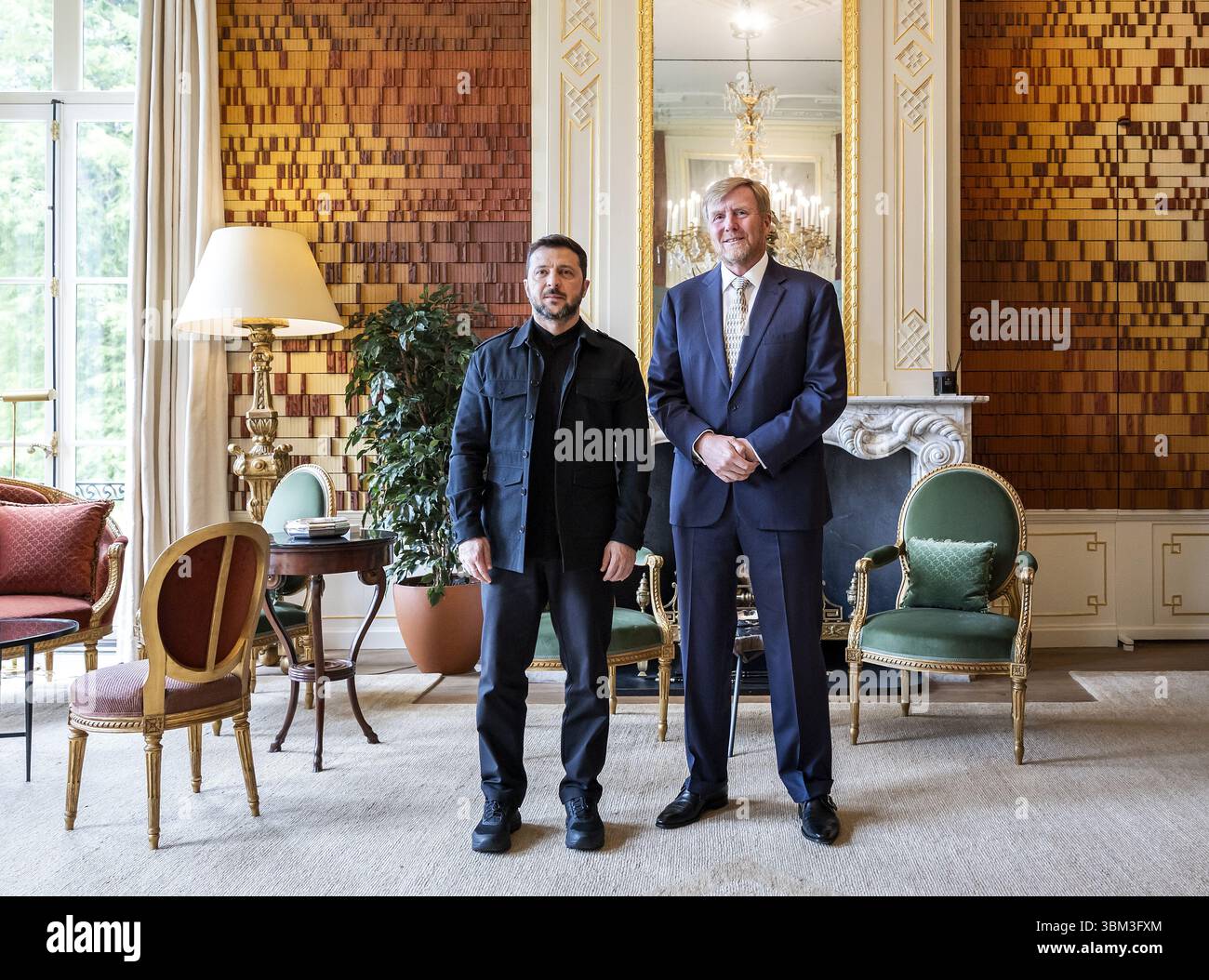 DEN HAAG - King Willem-Alexander (R) receives Ukrainian President ...
