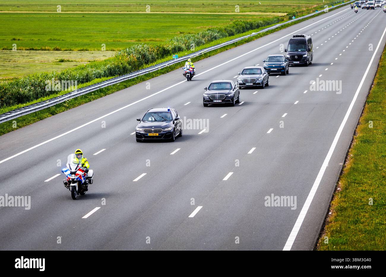 DEN HAAG - A delegation from the United Kingdom is escorted by police ...