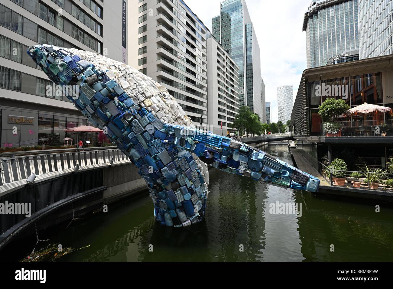 Whale on the Wharf (Skyscraper) sculpture made from recycled plastics ...