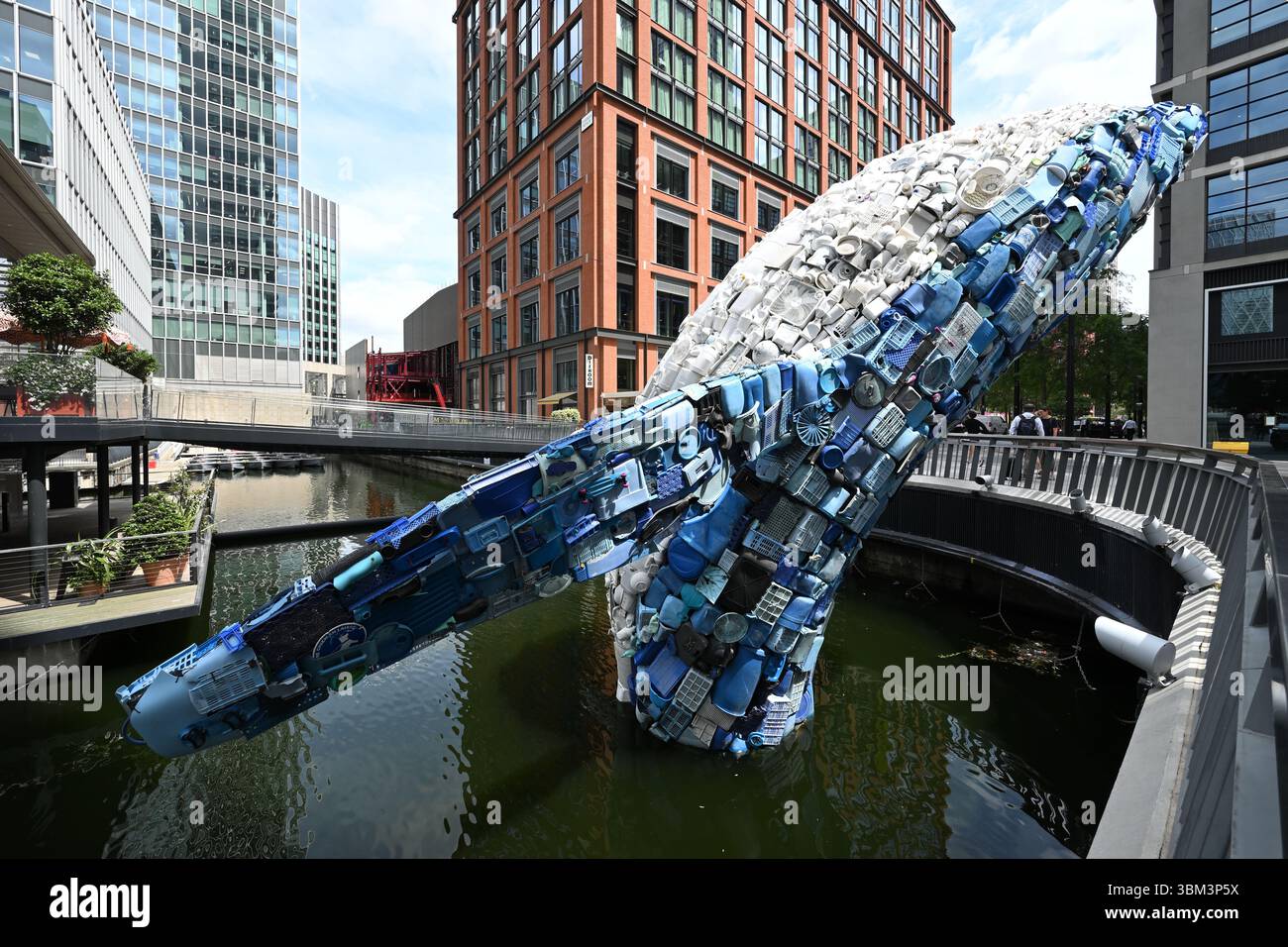 Whale on the Wharf (Skyscraper) sculpture made from recycled plastics ...