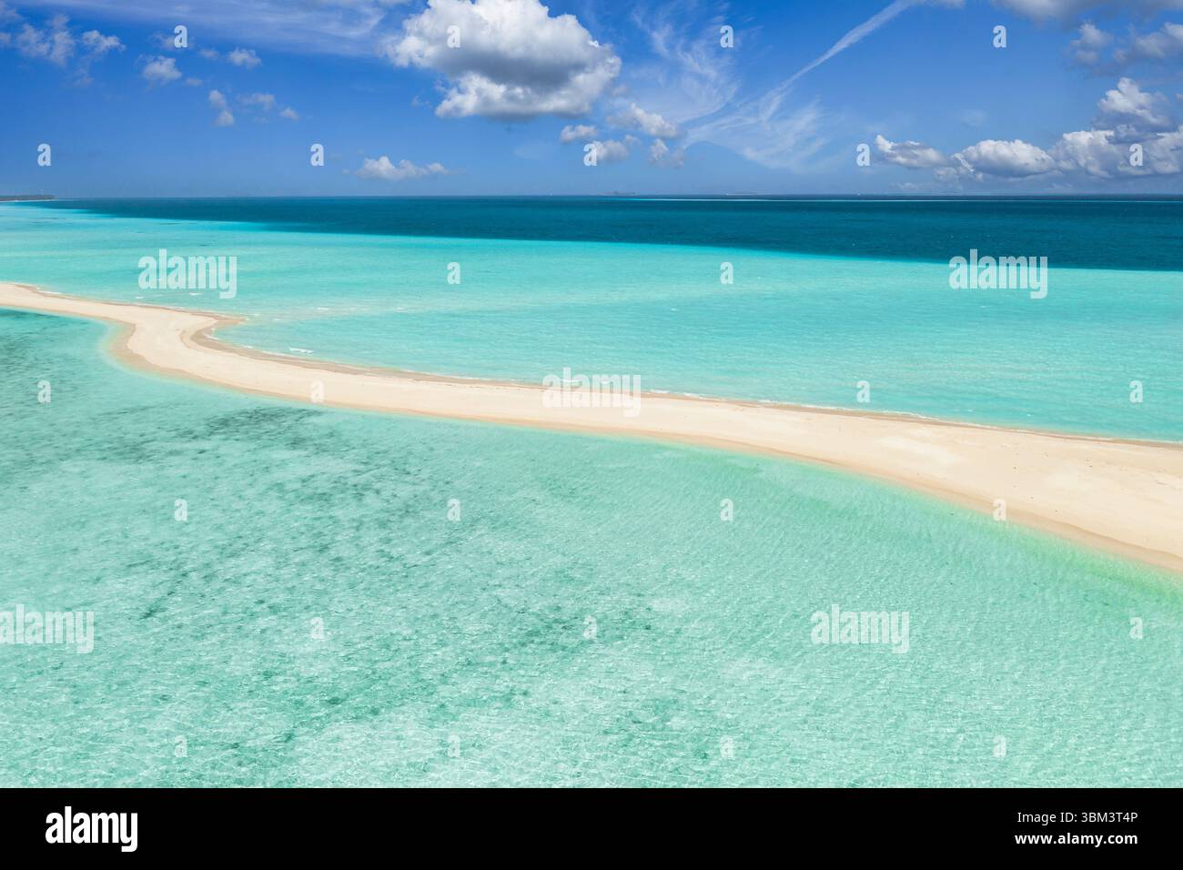 Aerial scenery relaxing shore beach hi-res stock photography and images ...