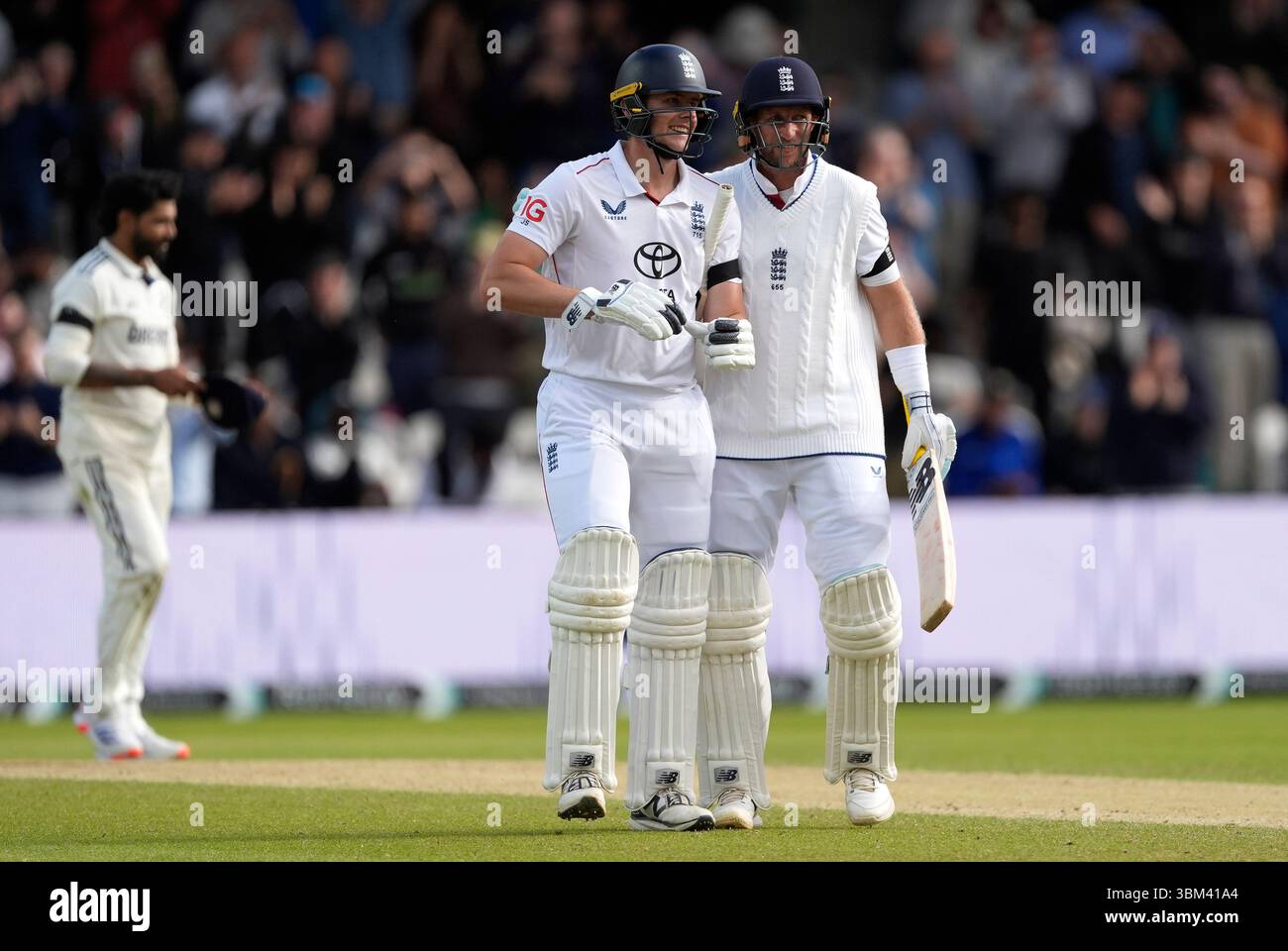 England's Jamie Smith (left) and Joe Root celebrate following victory ...