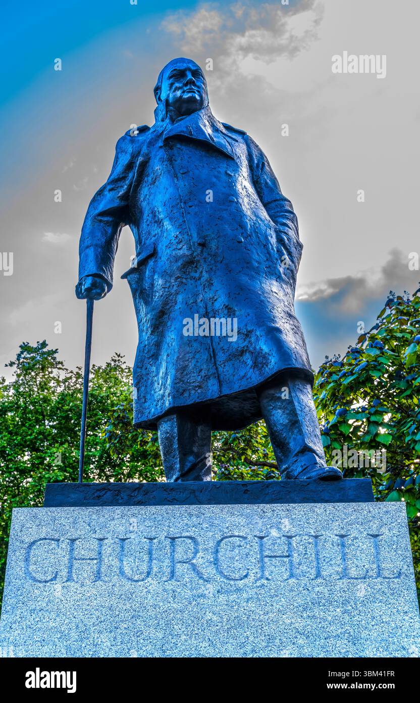 Prime Minister Winston Churchill statue Parliament Square, Westminster ...