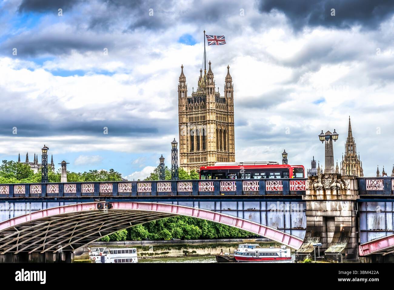 Red bus, houses of Parliament, Thames River, Lambeth Bridge ...
