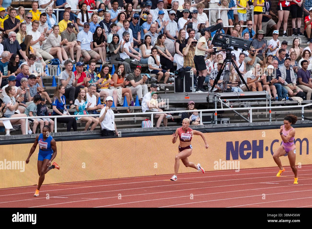 Winner Thelma Davies of Liberia, Nora Lindahl of Sweden, Torrie Lewis ...