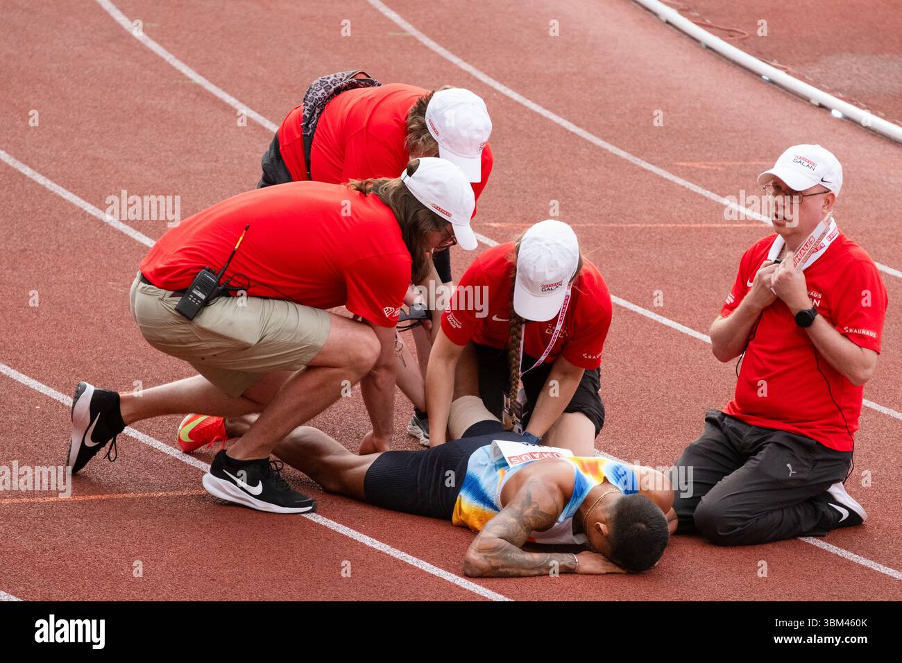 Matheus Lima of Brazil pulls a hamstring, falls and requires treatment ...
