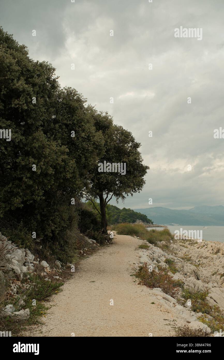 Rocky trail along shore hi-res stock photography and images - Alamy