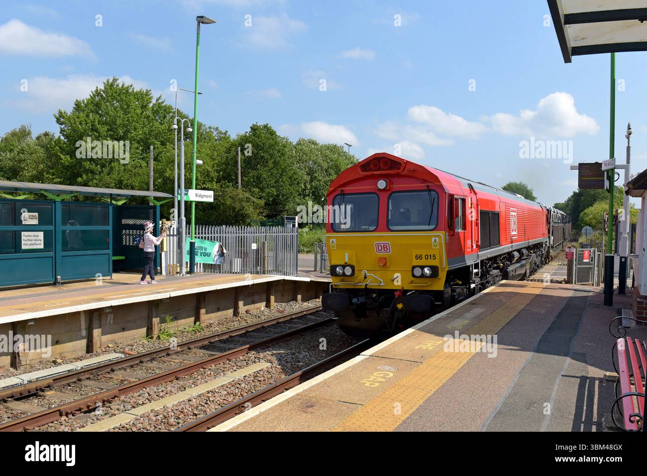 DB Cargo diesel loco 66015 with a train of new cars passing Ridgmont ...
