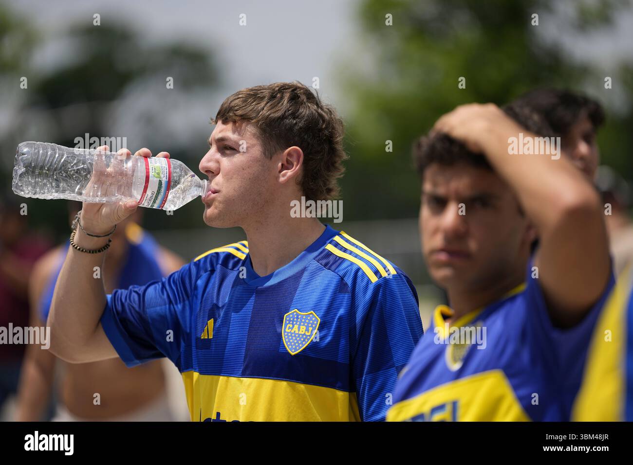 Boca Juniors fan Simon Pipkin drinks water as he arrives for the Club ...