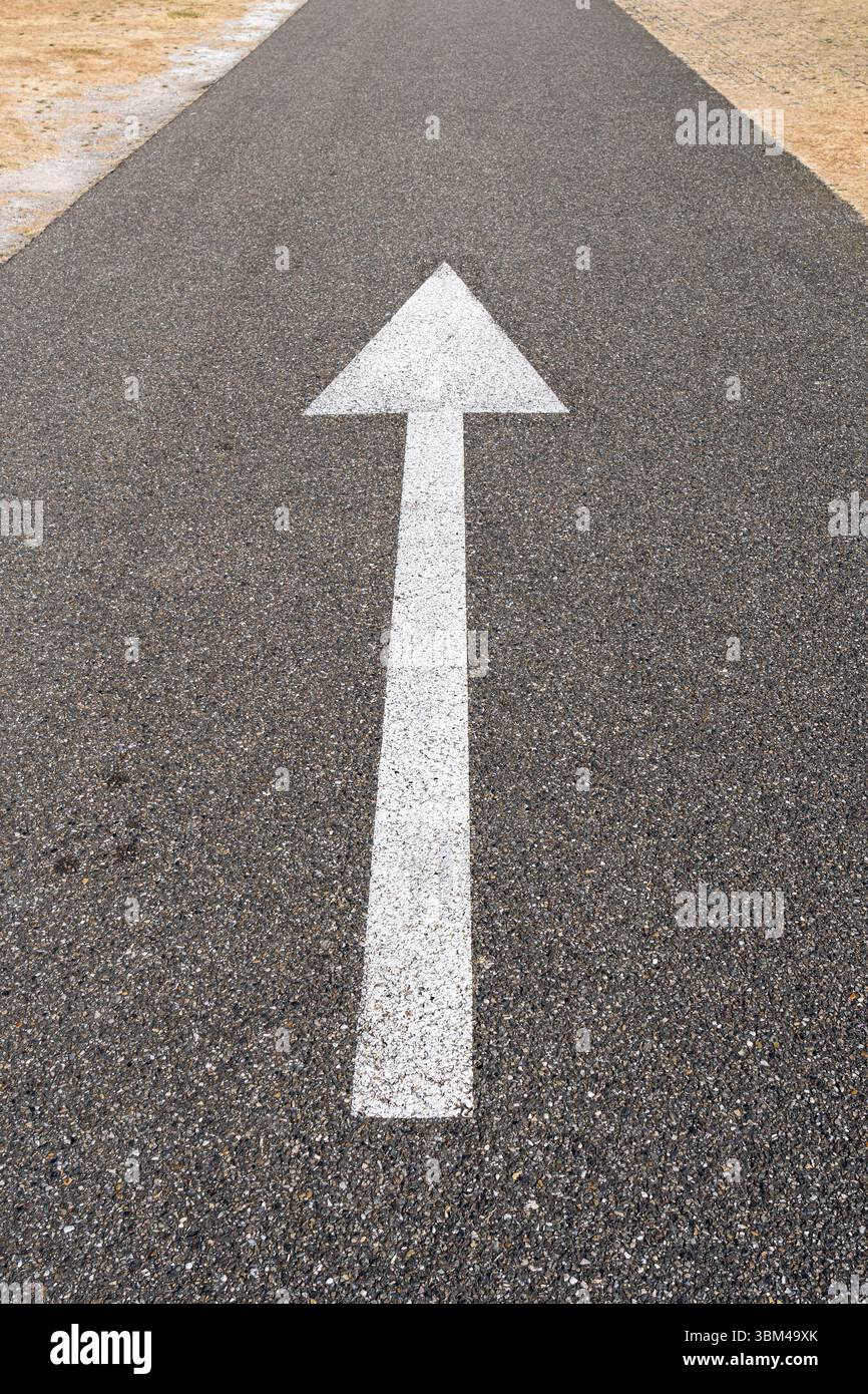 Straight roadway hi-res stock photography and images - Alamy