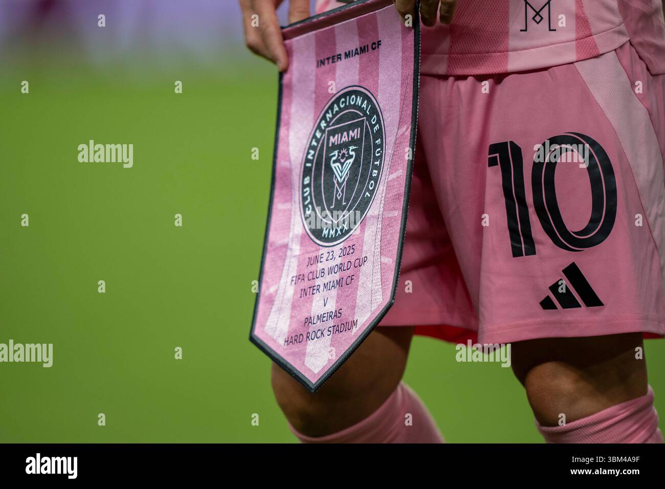 Lionel Messi (Inter Miami, #10) hält den Wimpel von dem Spiel in den ...