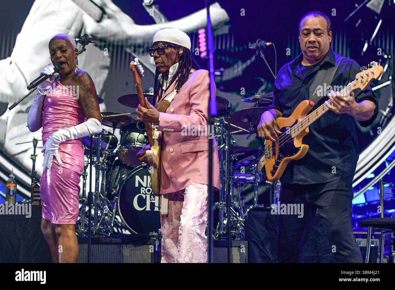 Nile Rodgers & Chic (Nile Rogers, guitar, Kimberly Davis, vocals, Jerry ...