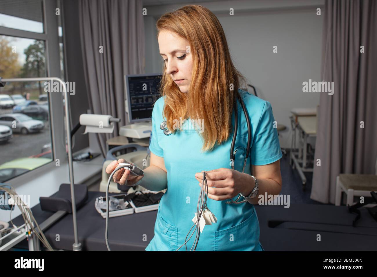 Заголовок Doctor showing ECG holter monitor to patient in pediatric ...