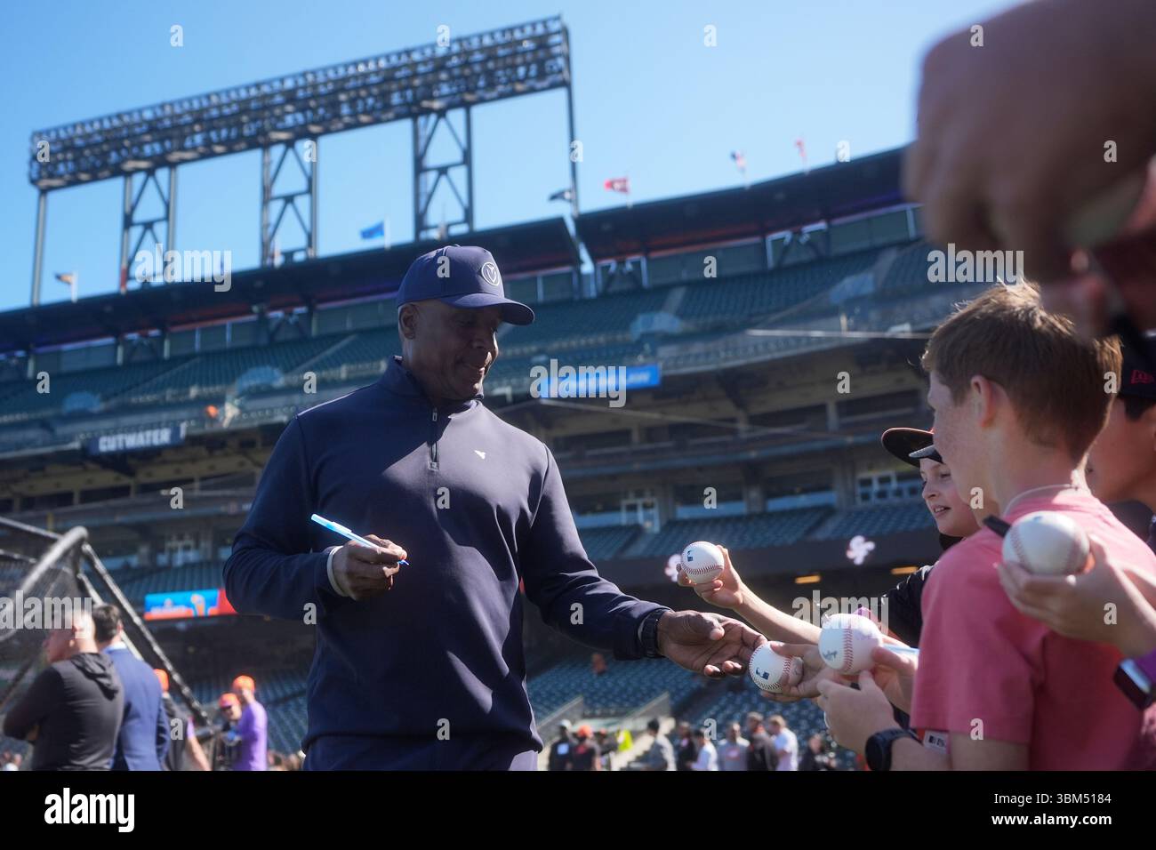 Barry Bonds signs autographs before a baseball game between the San ...