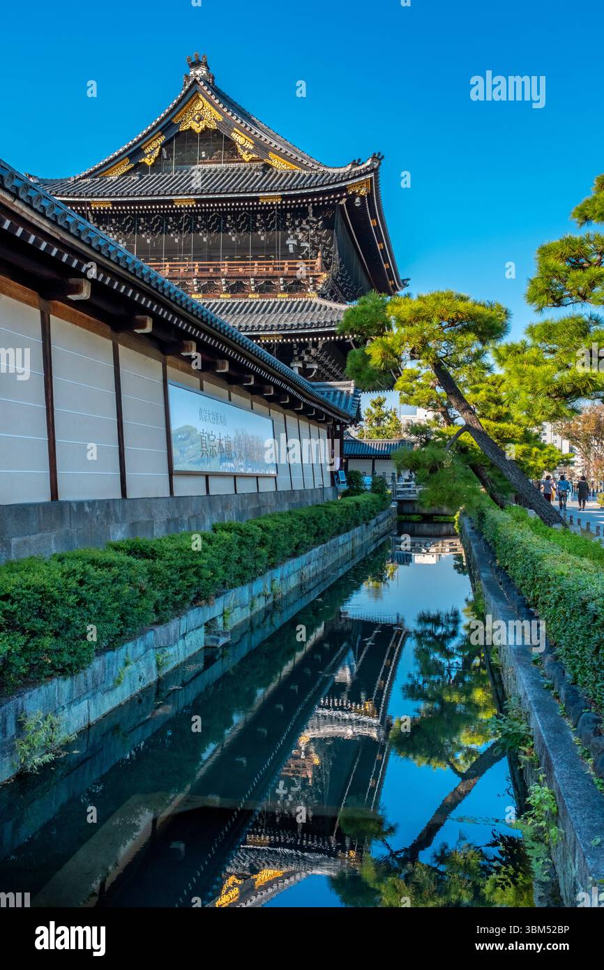 Moat and entrance gate, Nishi Honganji Temple, Kyoto, Japan Stock Photo ...