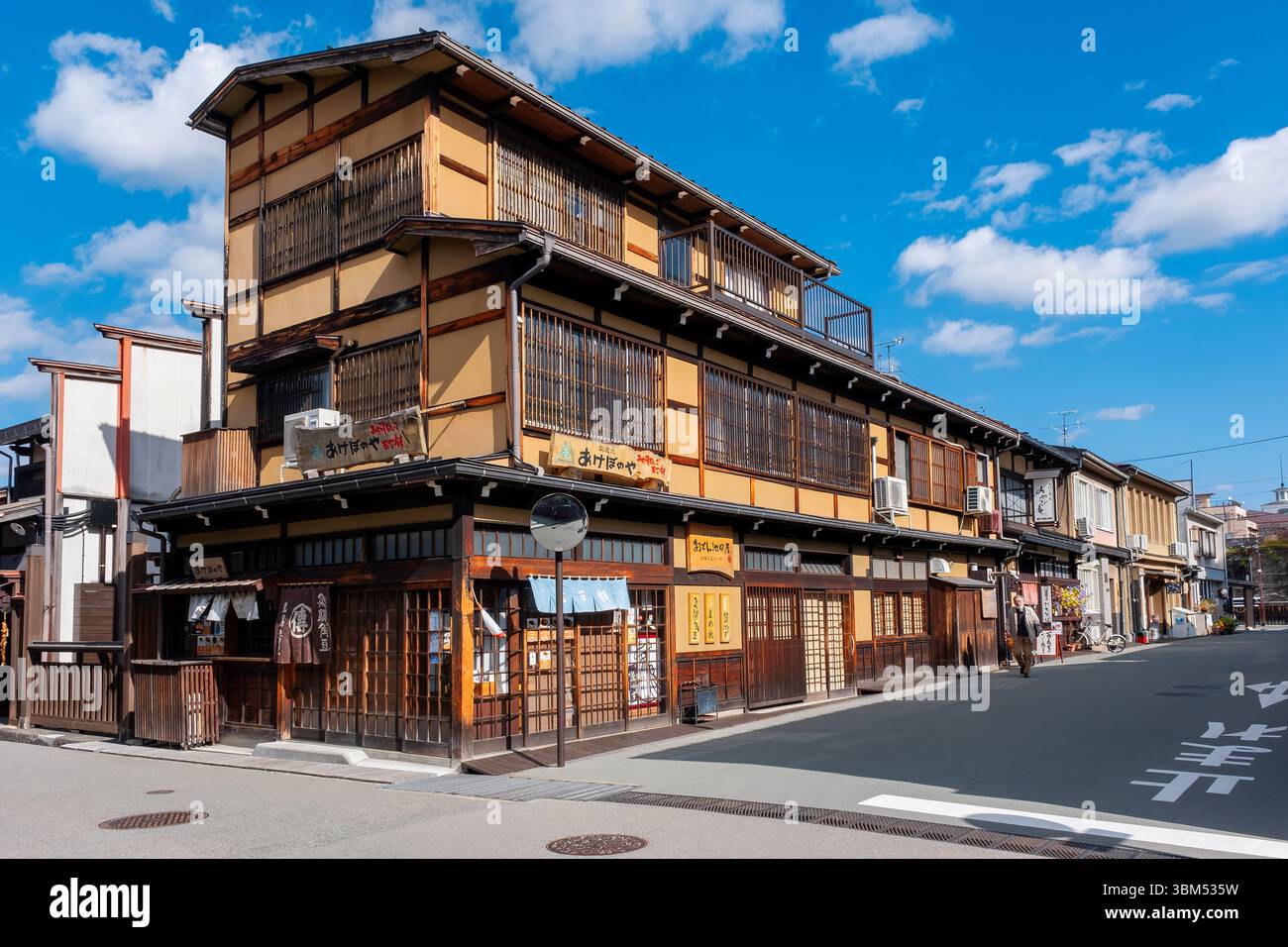 Traditional architecture in old town, Sannomachi street, Takayama ...