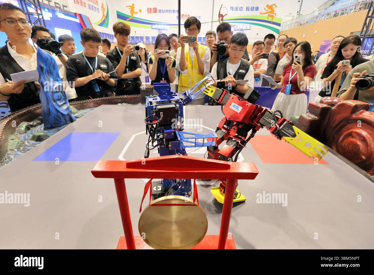The humanoid robot kung fu kickboxing event was held at the 24th National University Students ...