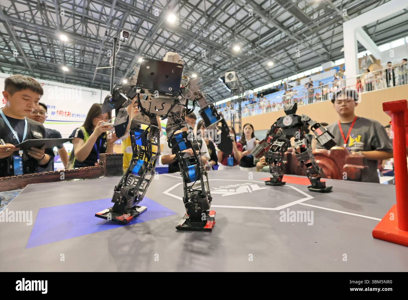 The humanoid robot kung fu kickboxing event was held at the 24th National University Students ...