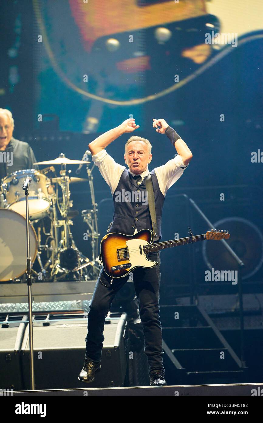 Bruce Springsteen perform on stage during Bruce Springsteen and The E ...