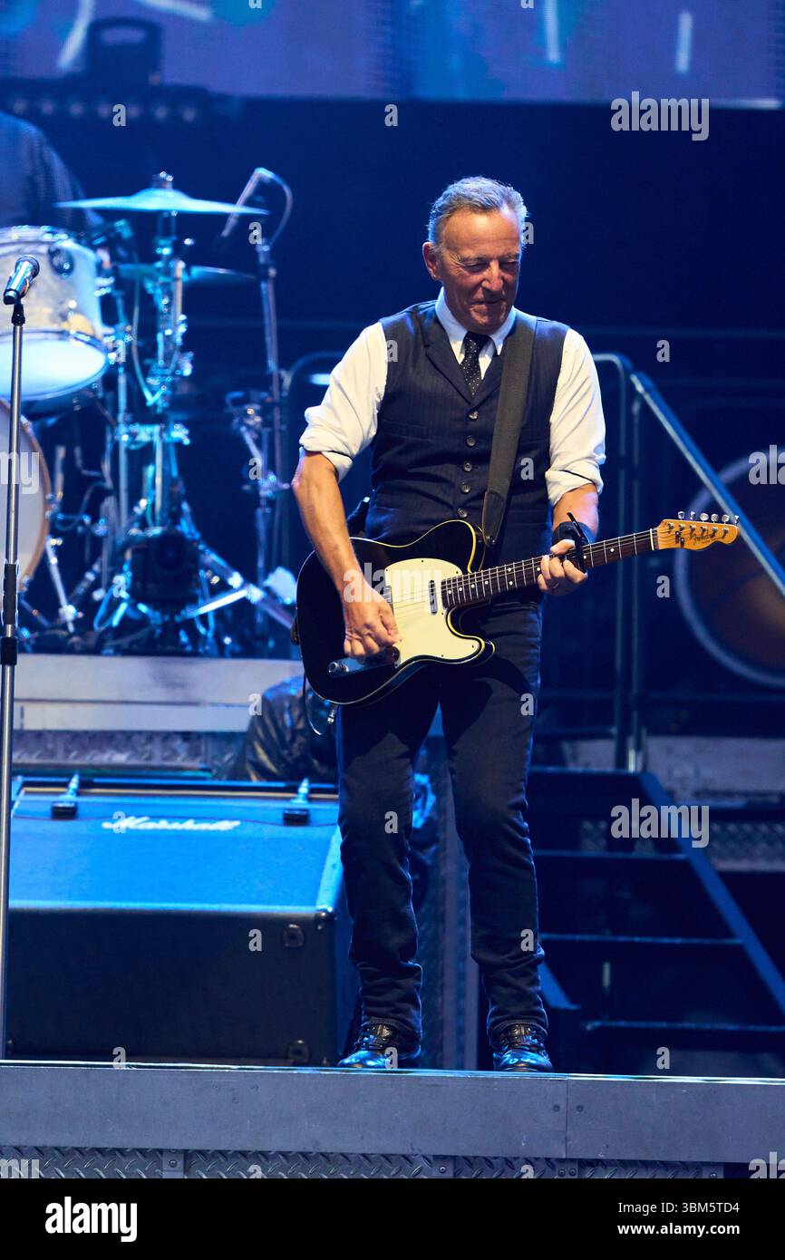 Bruce Springsteen perform on stage during Bruce Springsteen and The E ...