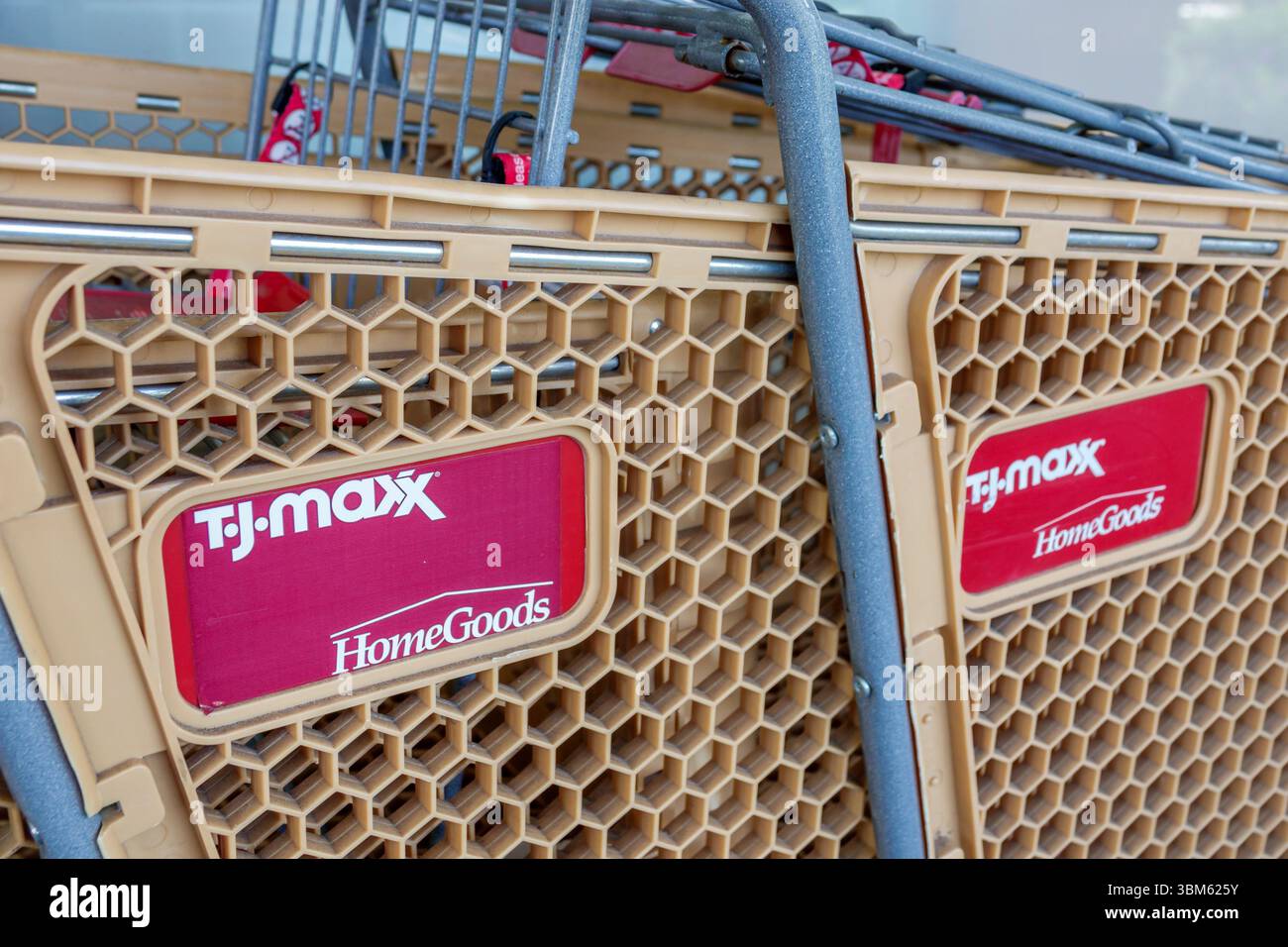 Taking shopping carts outside hi-res stock photography and images - Alamy