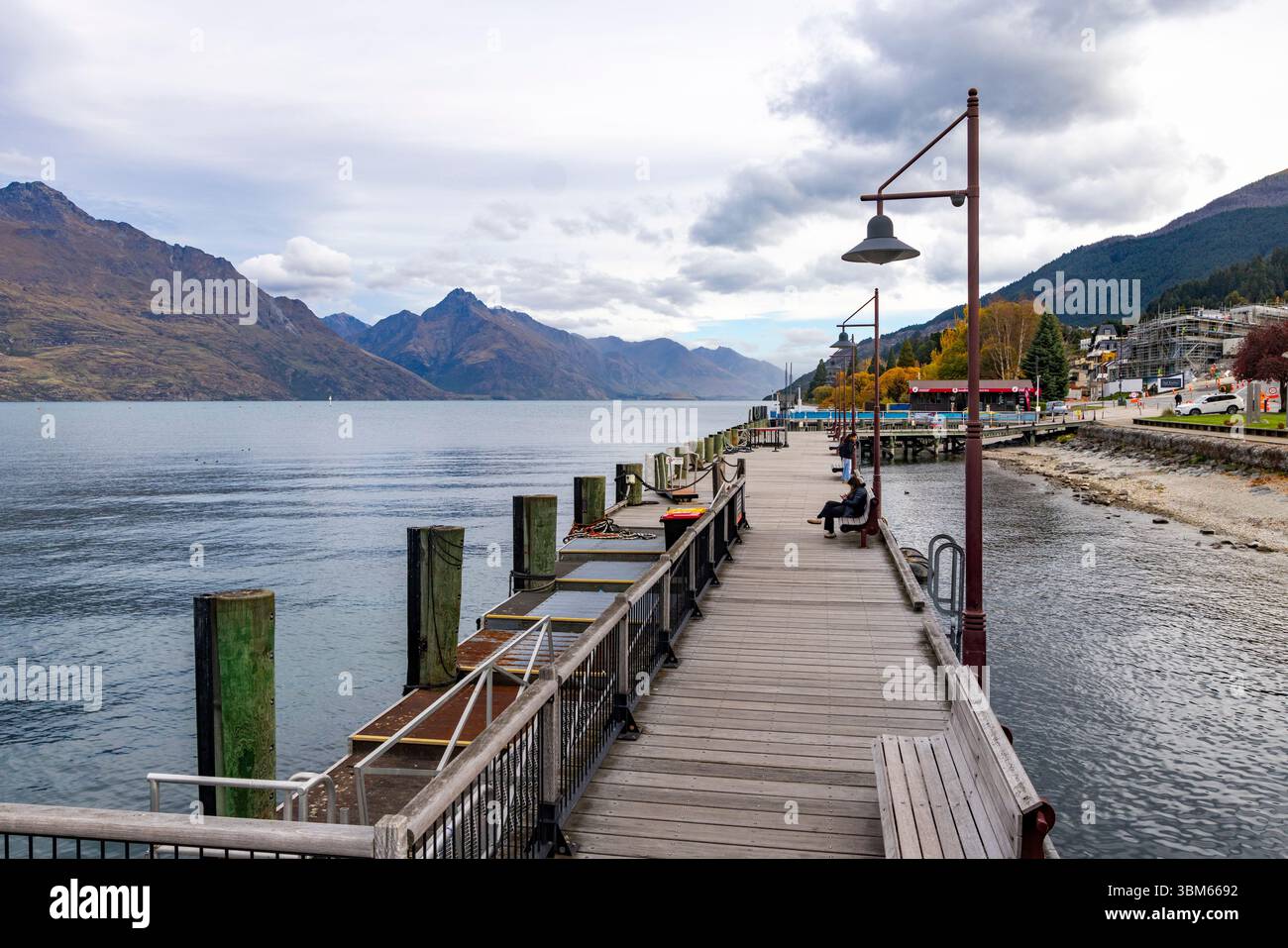 Queenstown, Lake Wakatipu and surrounding mountain range viewed from ...