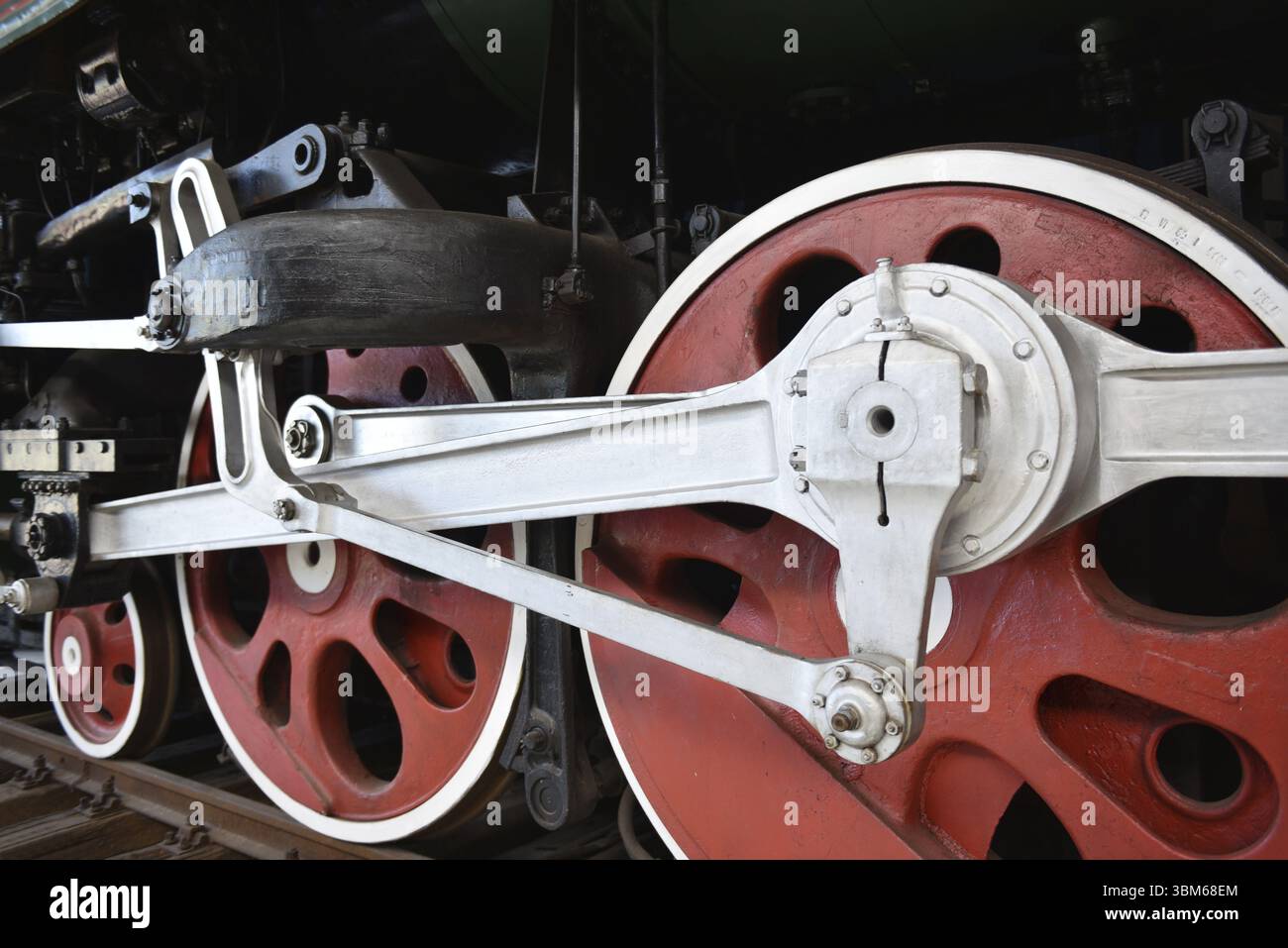 Driving wheels of the express train, steam locomotive P36 123 in the ...